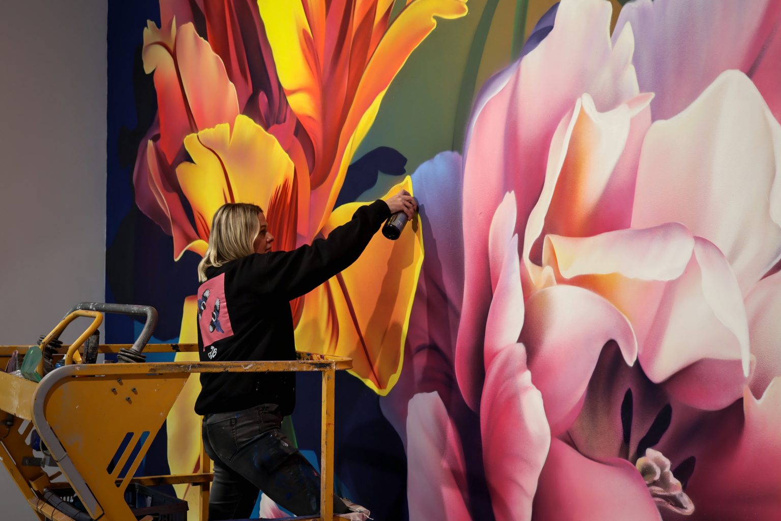 Sophie Mess unveils colossal mural at Saatchi Gallery’s major floral ...